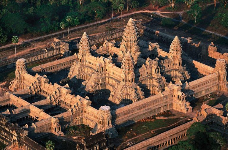 35 Amazing Photos from the Ruins of Angkor Wat Vishnu Temple in Cambodia
